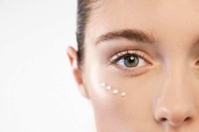 How To Apply Eye Cream Correctly - Wiki Avenue